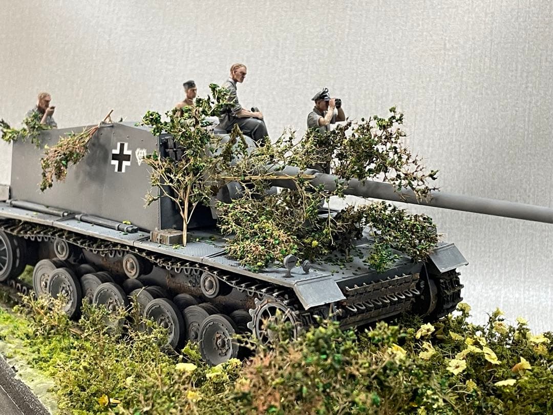 戦車ジオラマ　1/35 ドイツvシュトゥーラ・エミール自走砲と戦車兵