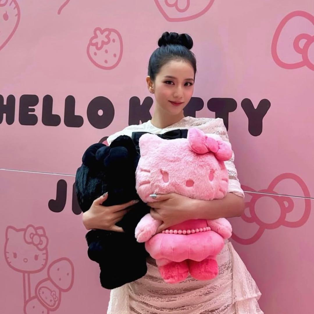 【韓国限定】HELLO KITTY × JISOO 40cm ぬいぐるみ