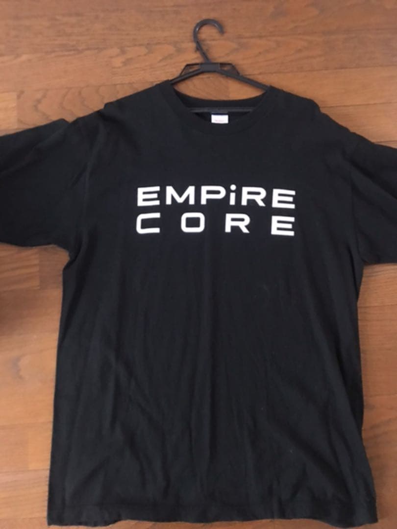 EMPiRE Tシャツとカセットテープ