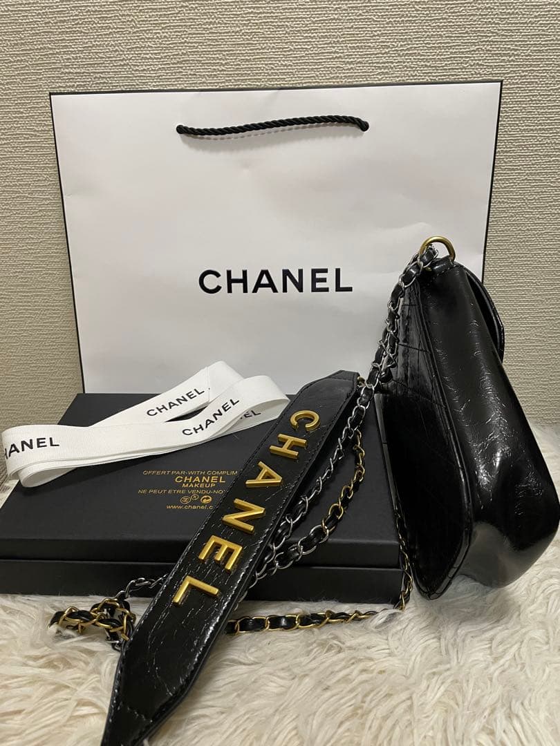 CHANEL シャネルの人気スマホホルダーとミニポーチ ❣️