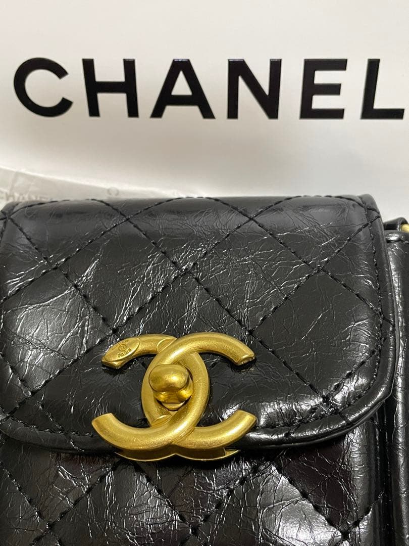 CHANEL シャネルの人気スマホホルダーとミニポーチ ❣️