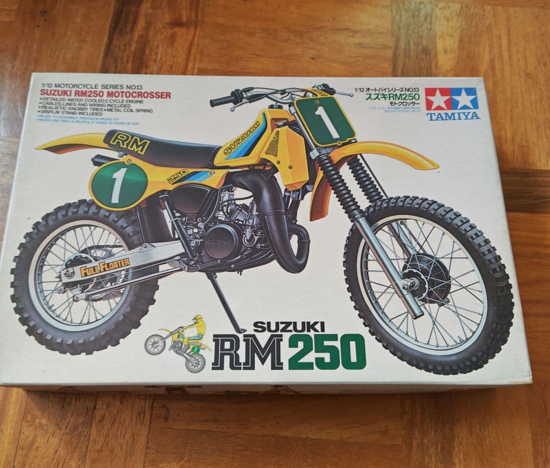 タミヤ　スズキRM250 モトクロッサー