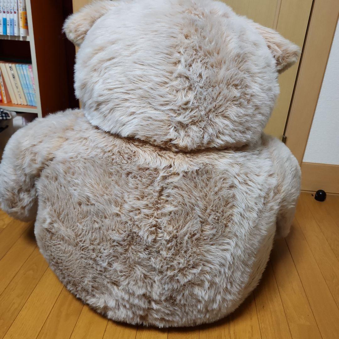大きなベージュのクマのぬいぐるみ