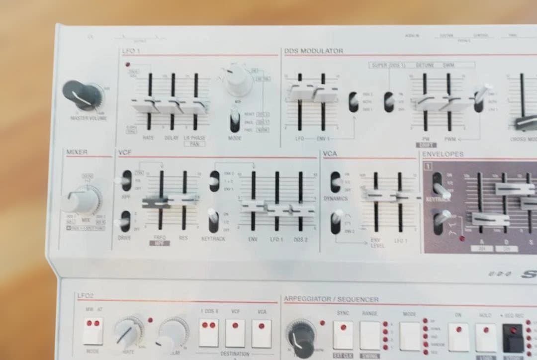 UDO SUPER 6 アナログシンセサイザー