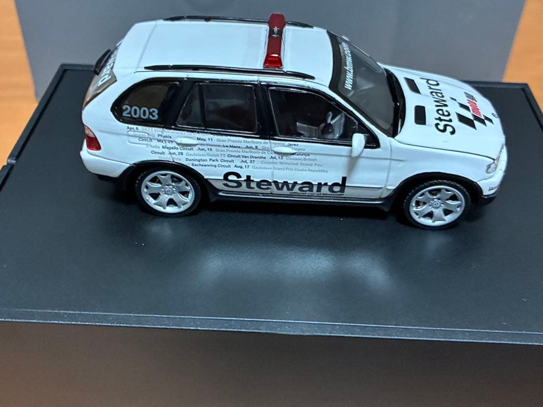 ディーラー特注 ミニチャンプス X5 Steward Car MotoGP