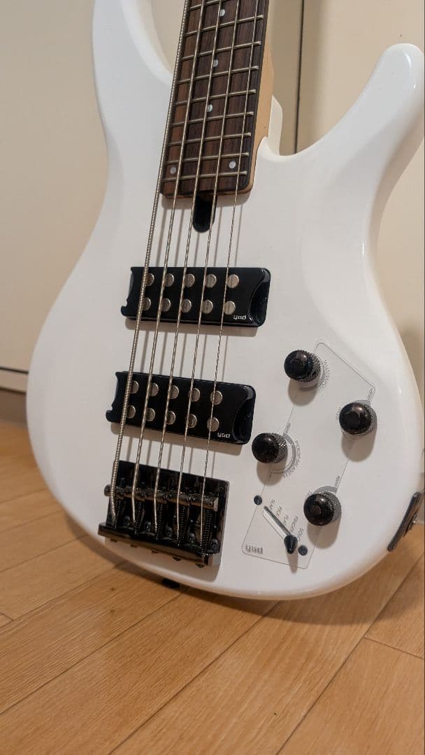 美品 YAMAHA/TRBX305 5弦 エレキベース 白 アクティブ