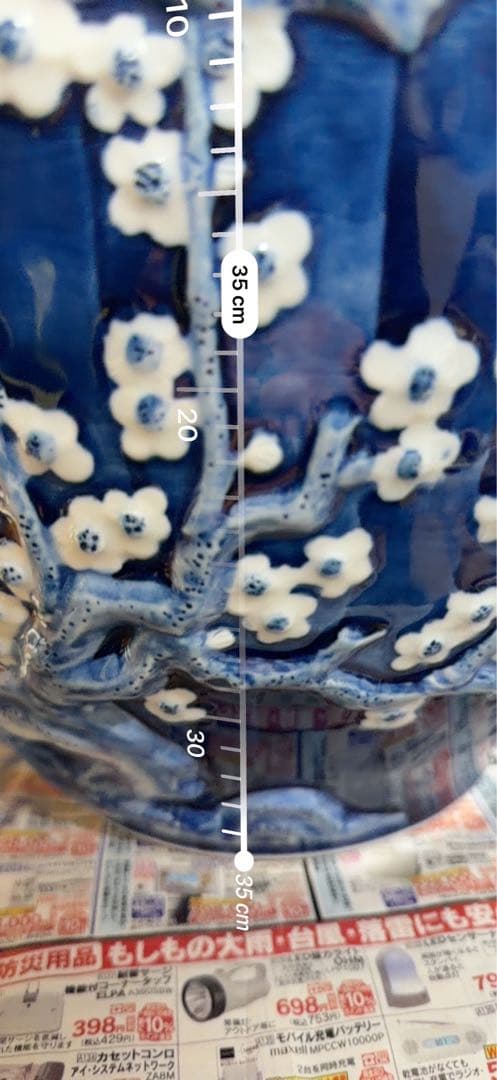 青い花模様の陶器の壺