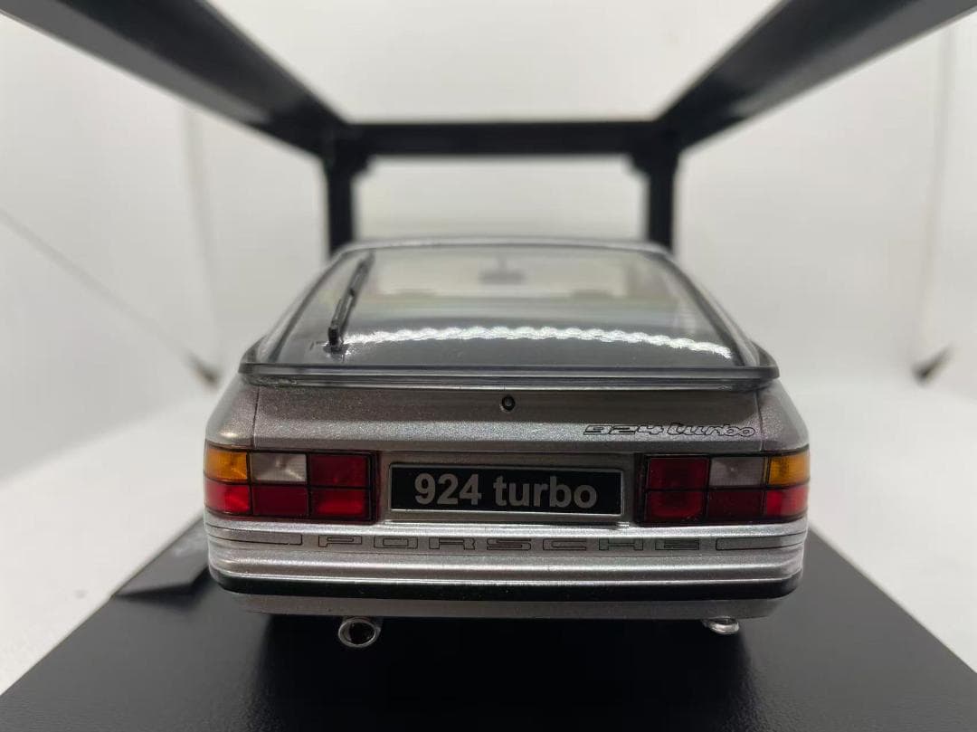301-040 KK 1/18 ポルシェ 924 Martini 1985