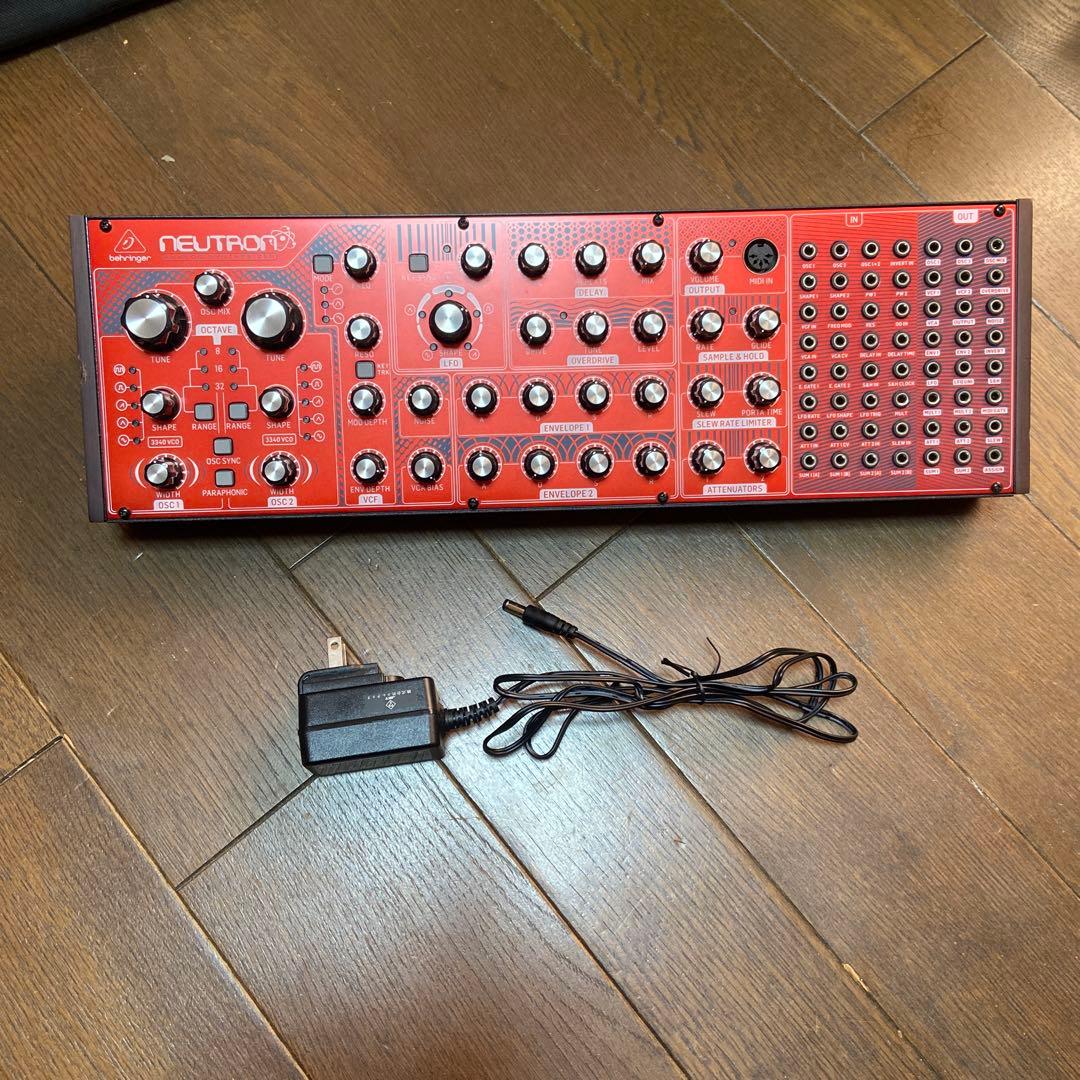 Behringer Neutron セミモジュラーアナログシンセサイザー