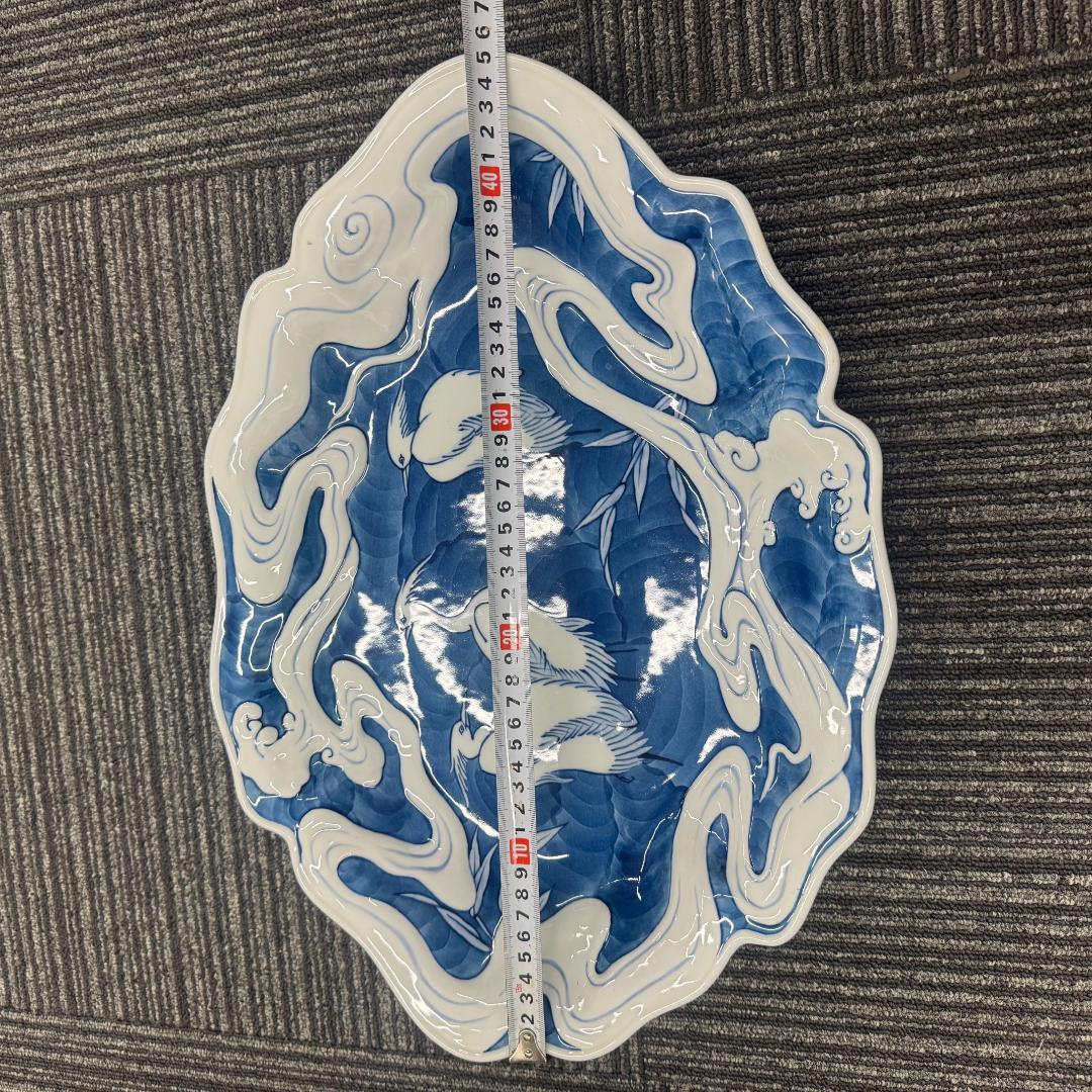 年末値下げ！藍鍋島流水鷺図 大皿 飾り皿 浮彫 浪形皿 共箱 45ｃm