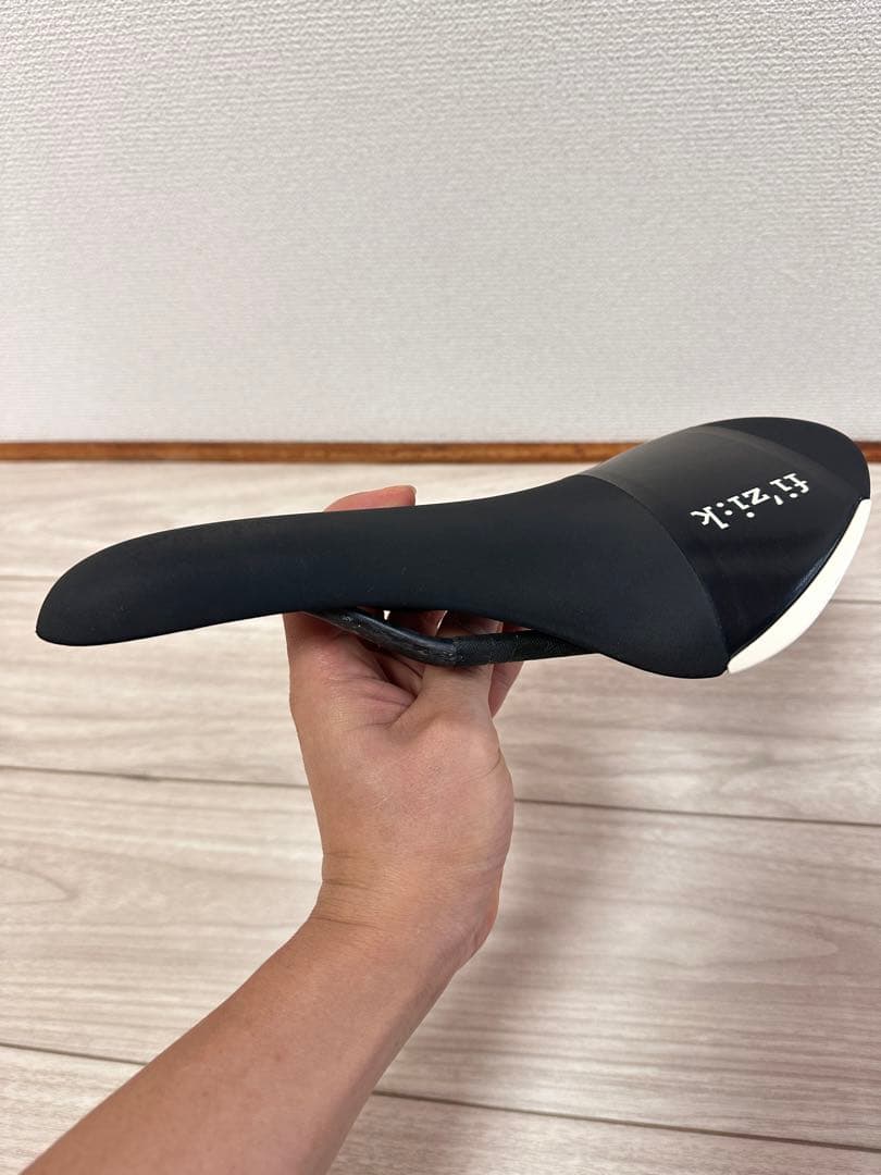 Fizik Aliante R1 Carbon サドル 143mm