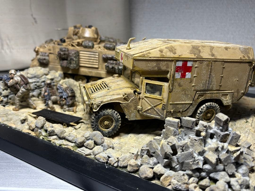 戦車　ジオラマ　1/35 デザートワゴン　軍用車両ambulanceと兵士