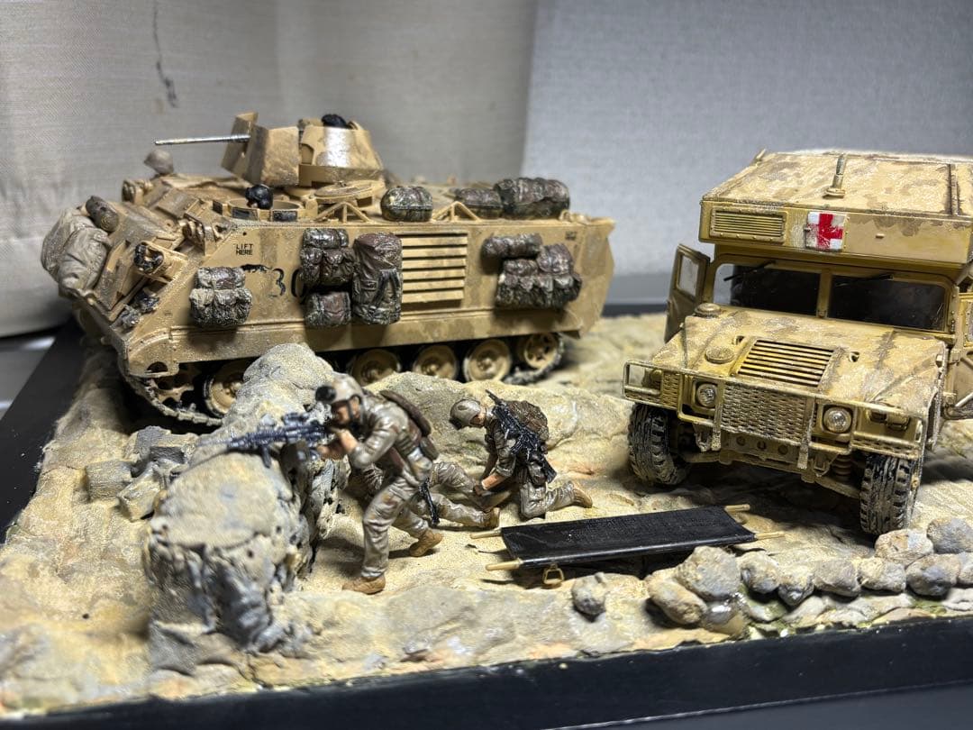 戦車　ジオラマ　1/35 デザートワゴン　軍用車両ambulanceと兵士