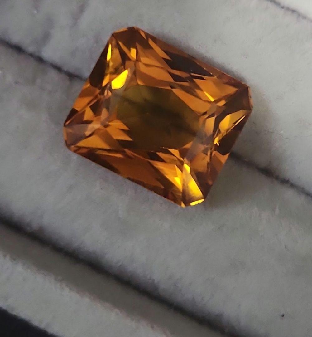 特大ゴールデンサファイア 14.250ct