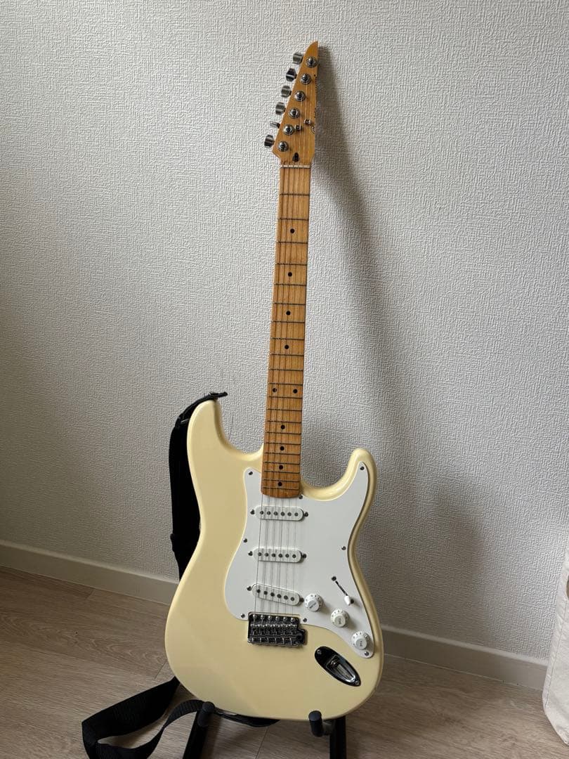 エレキギター 黄色・白　Squier ギターセット全部付き