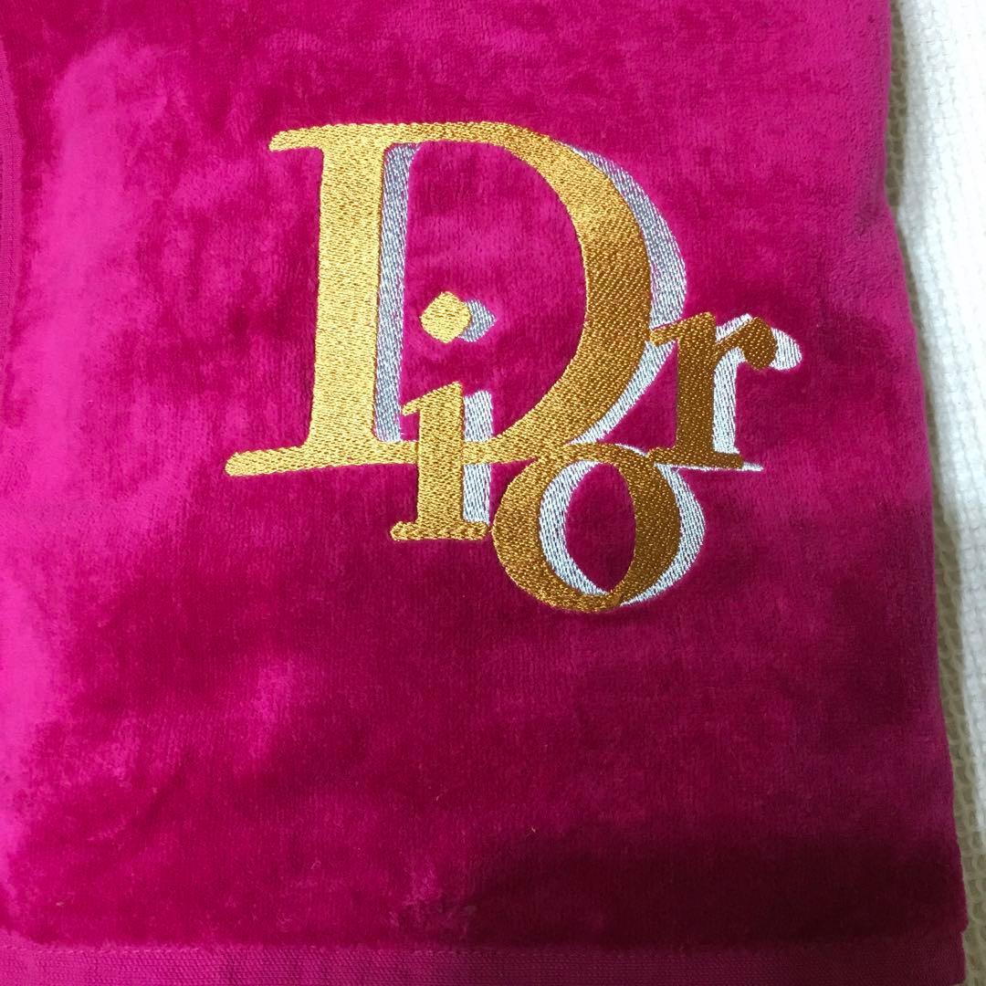 Christian Dior　ロゴ刺繍入り　大判バスタオルと大判フェイスタオル