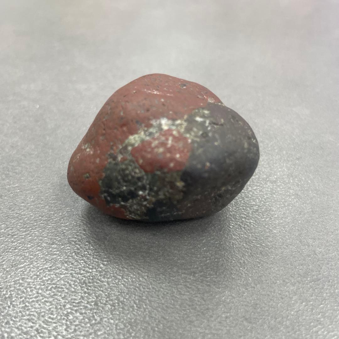 赤黒い丸い石 meteorite stone