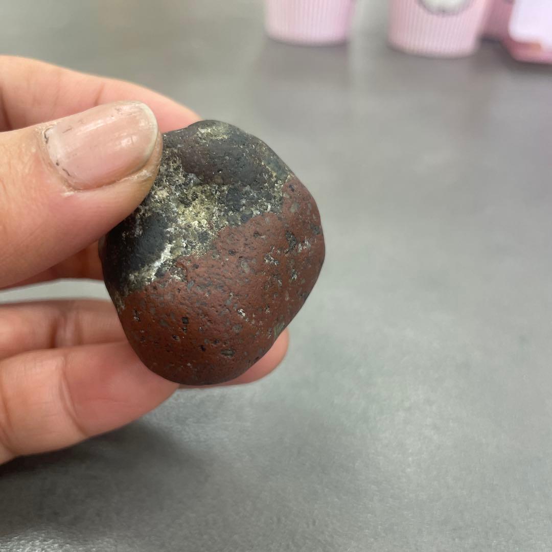 赤黒い丸い石 meteorite stone