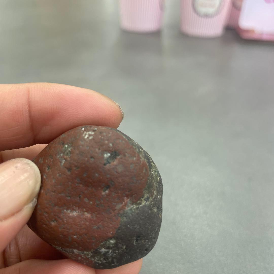 赤黒い丸い石 meteorite stone