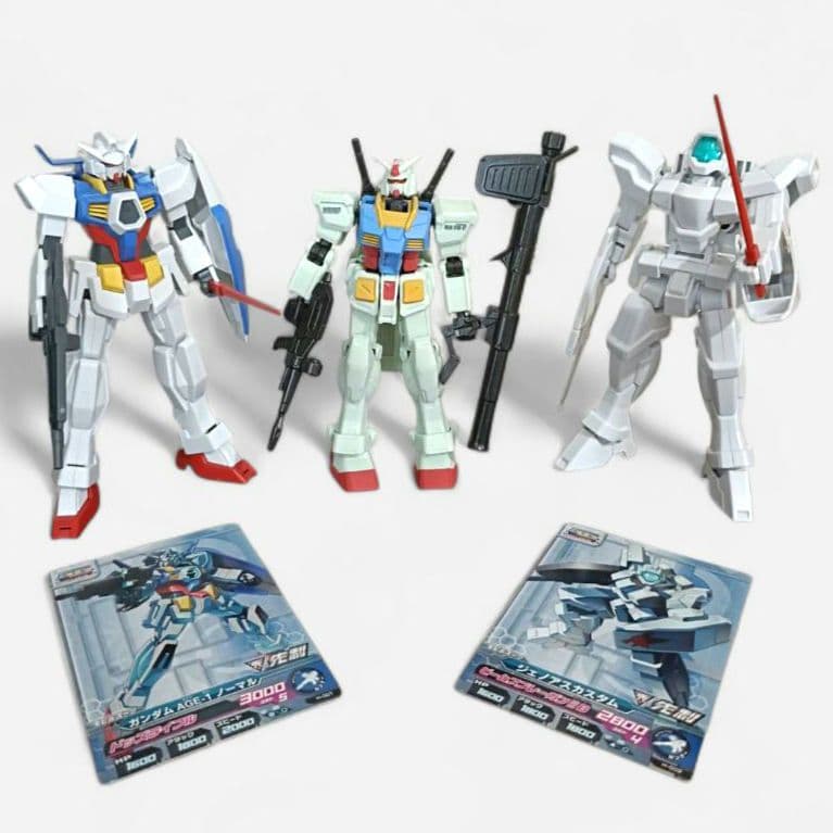 【新品】ガンプラ完成品3体ガンダムフィギュアとカード2枚のセット売り