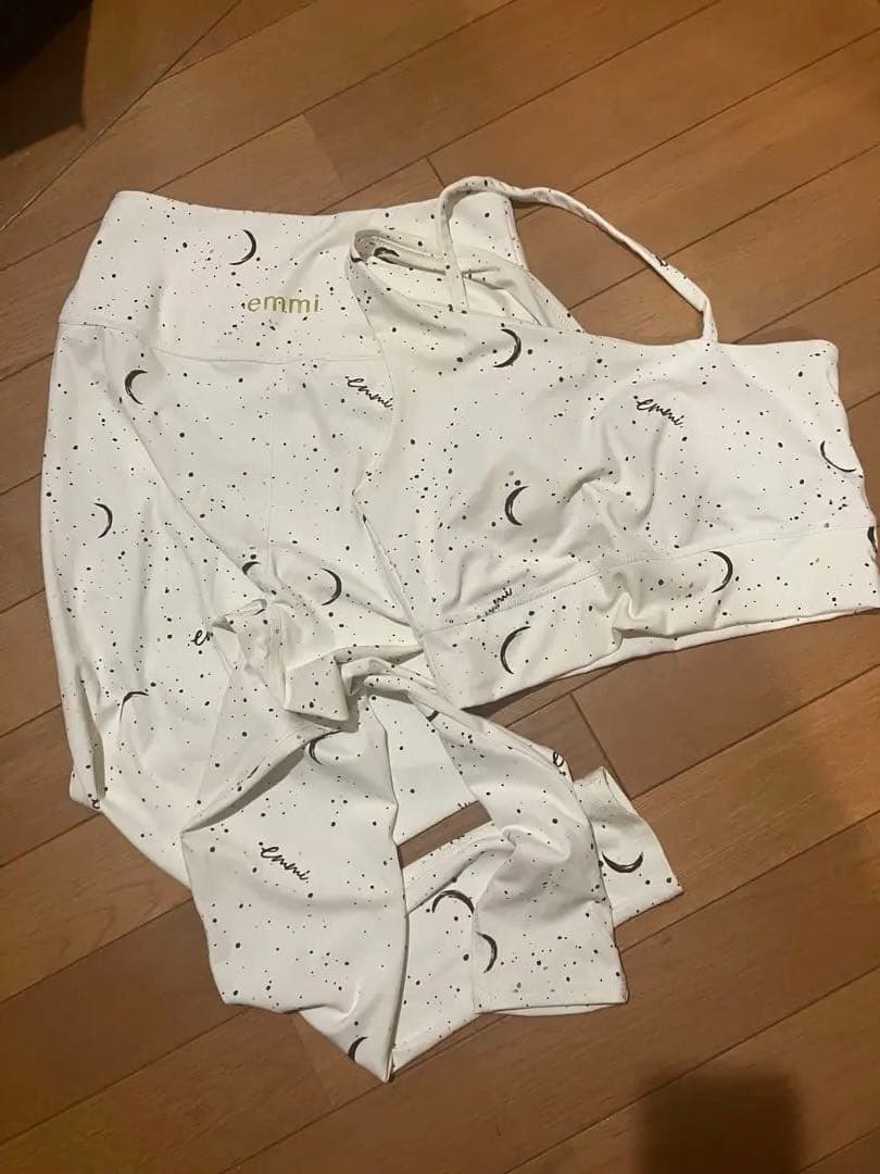 emmi yoga 月と星のプリント上下セット