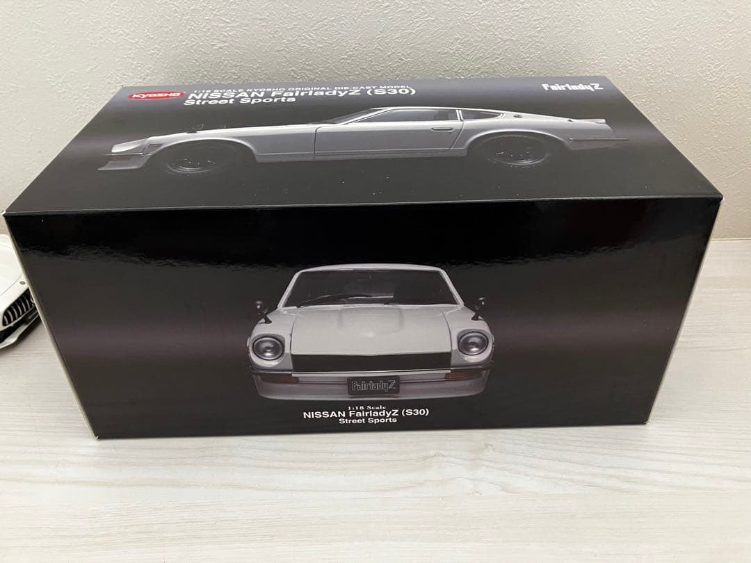 1/18京商 日産　フェアレディZ S30 左ミラーは欠品です。