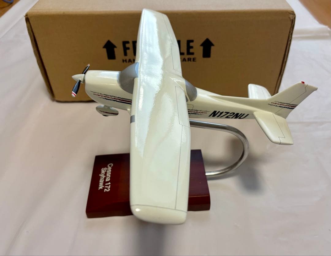 Cessna 172 Skyhawk 木製モデル 飛行機模型