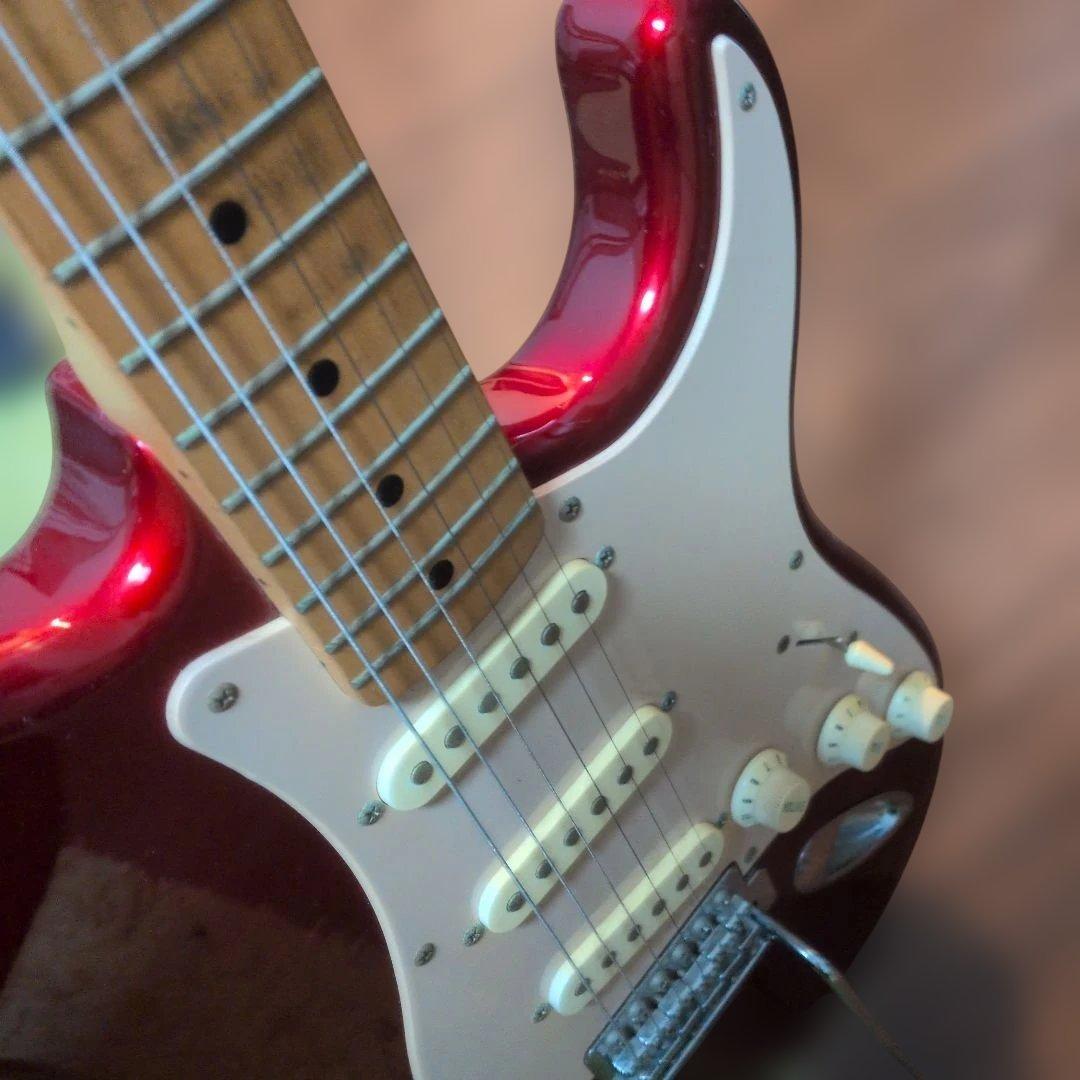 Squier Stratocaster　ジャンク傷あり。 エレキギター レッド