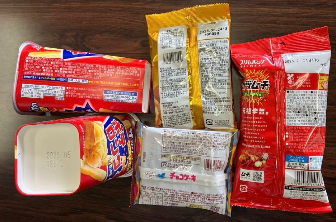 カップ麺とお菓子の販売です。