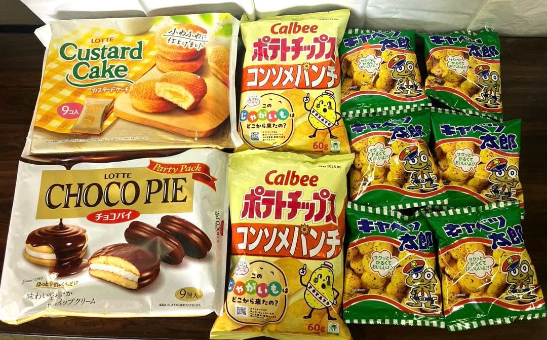カップ麺とお菓子の販売です。