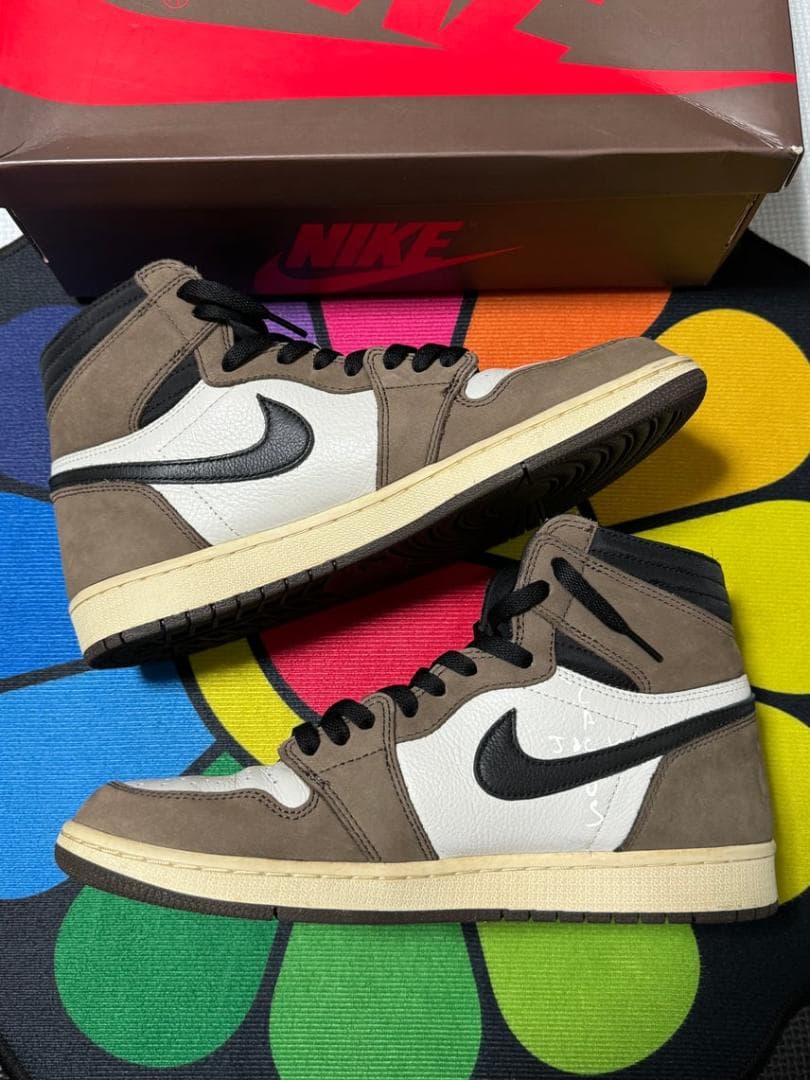 Travis Scott × Nike Air Jordan 1 ダークモカ