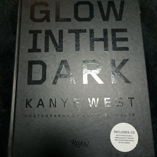 Kanye west GLOW IN THE DARK 写真集　YEZZY
