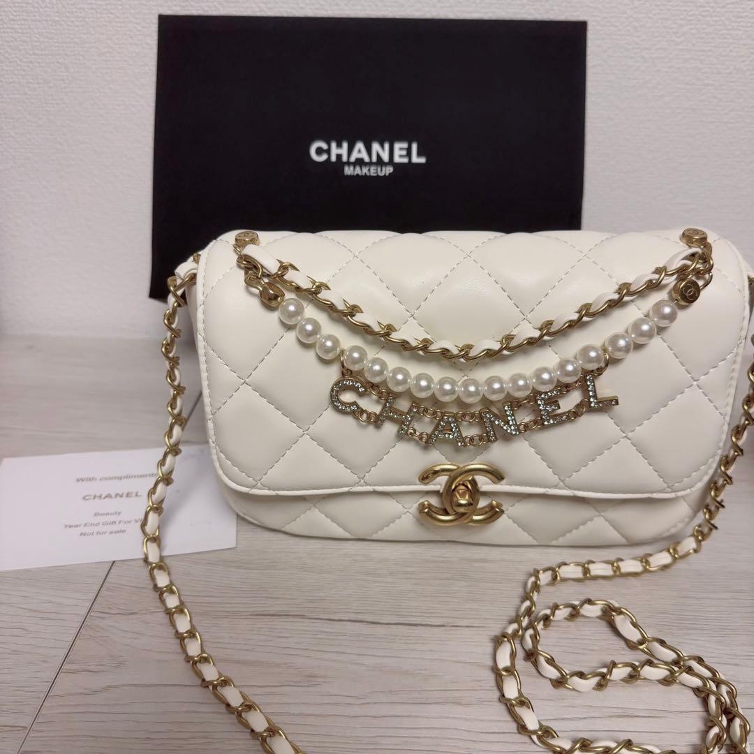 CHANEL キルティングショルダーバッグパールチェーン ロゴノベルティ