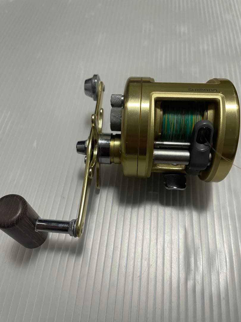 SHIMANO シマノ カルカッタ小船400（PEライン1.2号200m巻済み）