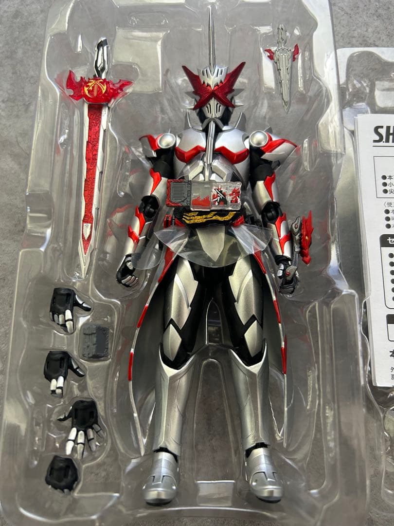 S.H.Figuarts 仮面ライダーセイバー ドラゴニックナイト フィギュア