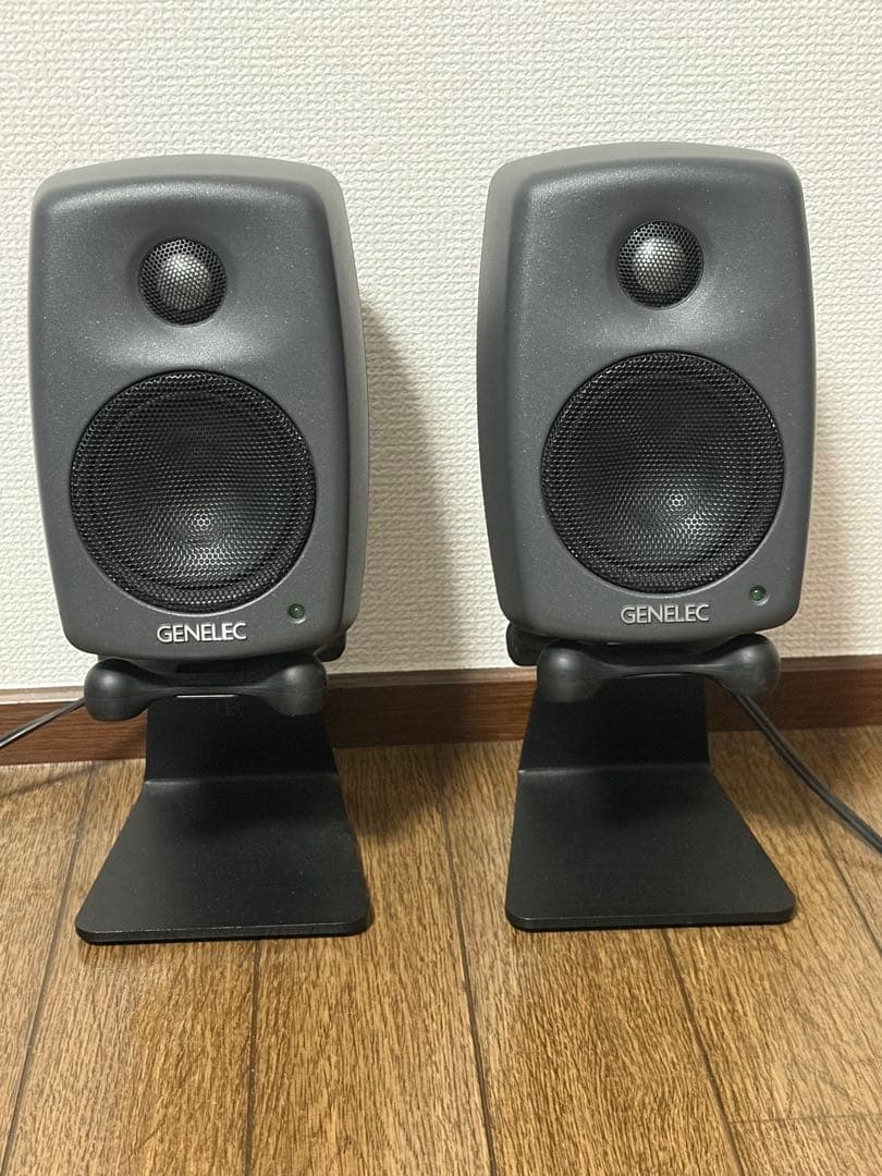 8010A GENELEC スタジオモニタースピーカー(ペア・スタンド付き)