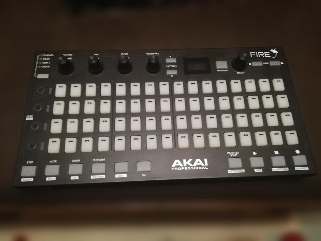 AKAI FIRE MIDIコントローラー
