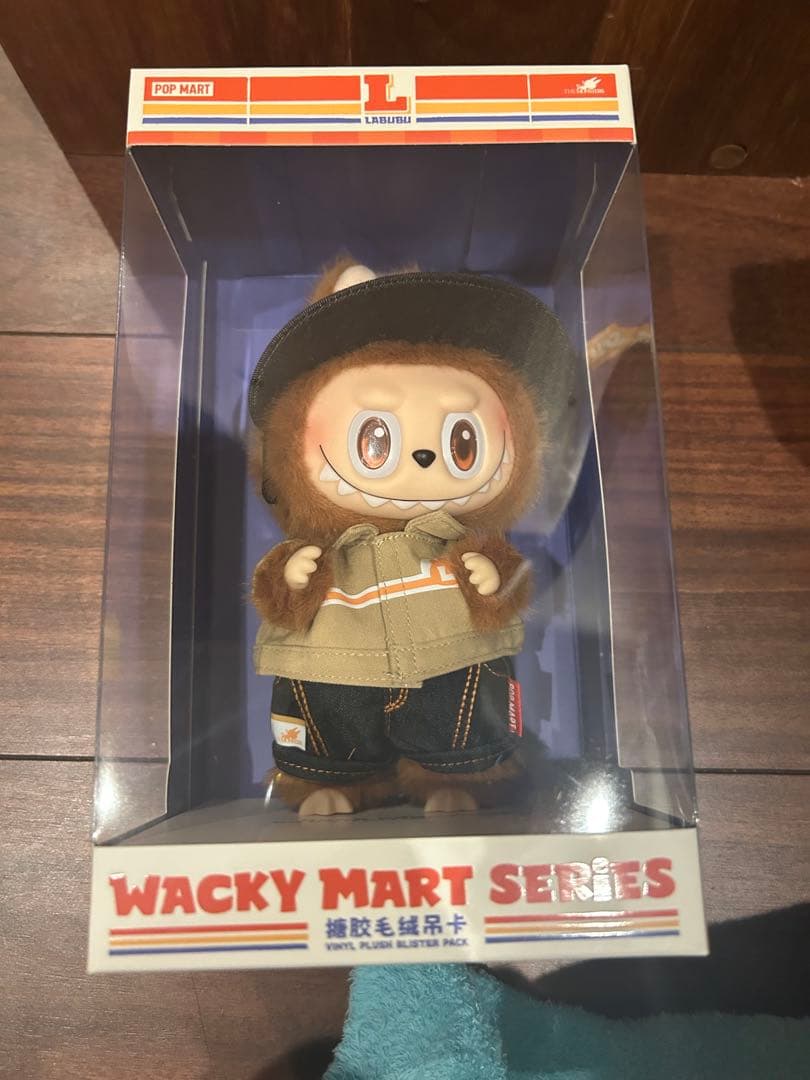 【完全正規品】POP MARTワッキーマート　店員ラブブ