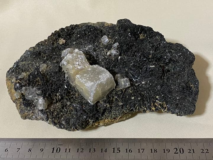 骨水晶　bone quartz  緑簾石　661g