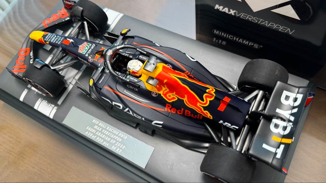 ミニチャンプス Red Bull モデルカー 1/18 RB18