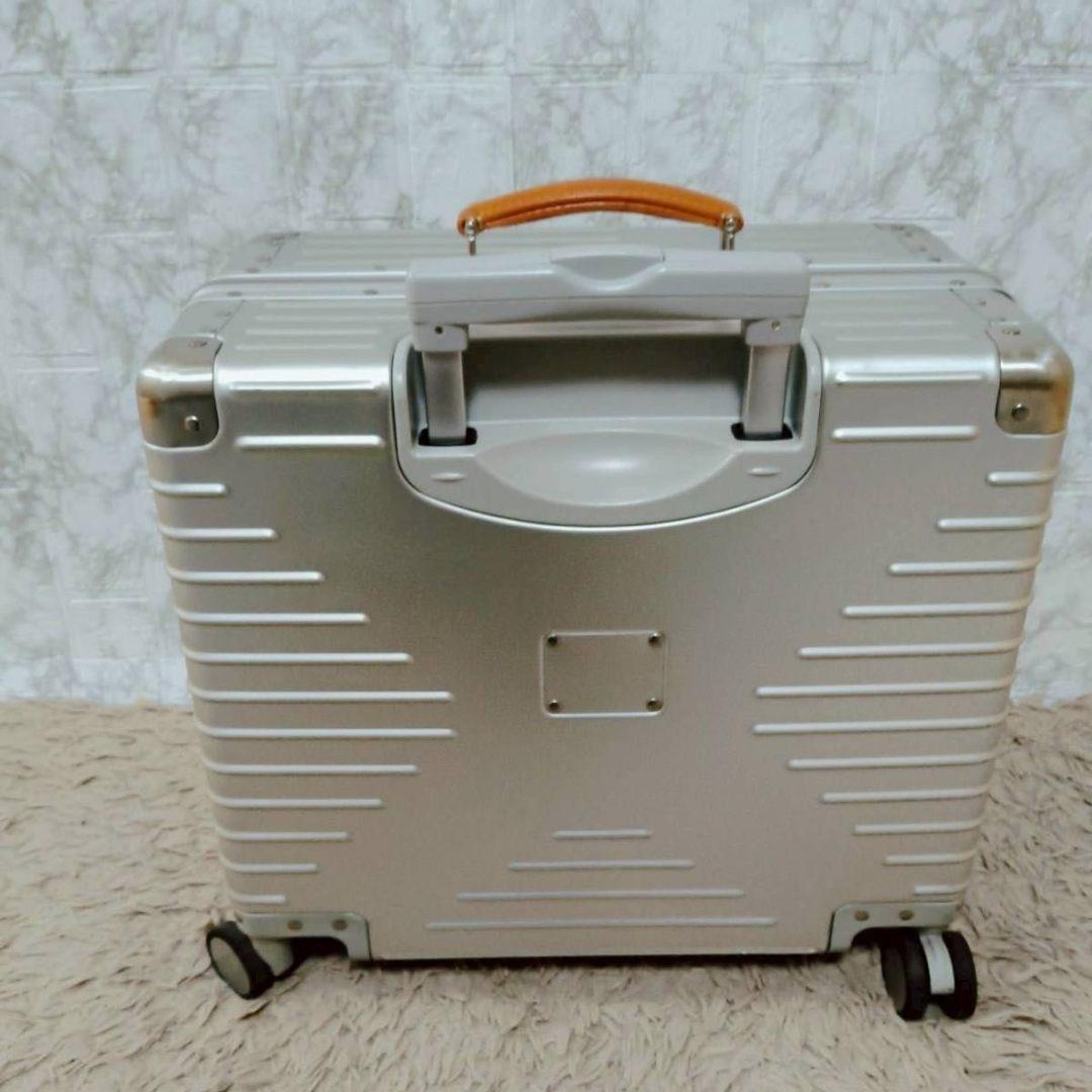 innovatorイノベーター アルミスーツケース スターリングシルバー 42L