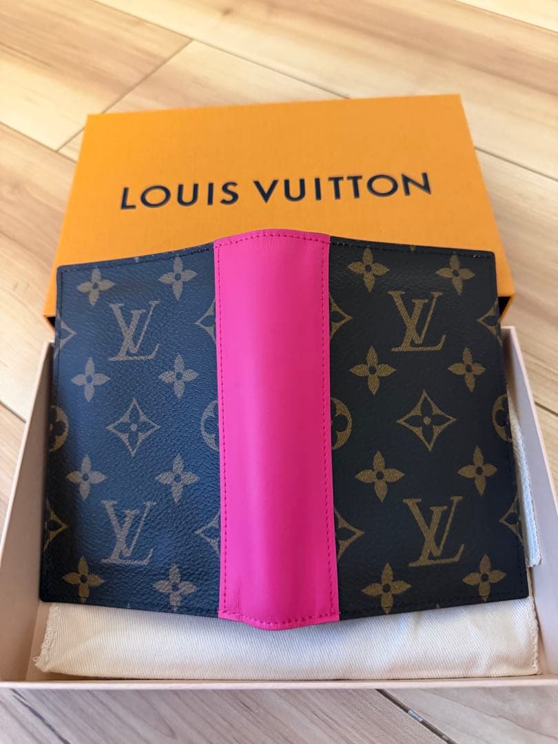 LOUIS VUITTON パスポートケース ピンク/ブラック