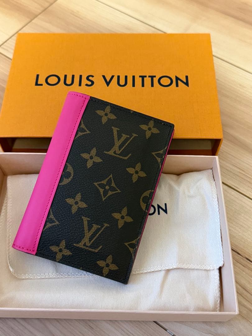 LOUIS VUITTON パスポートケース ピンク/ブラック