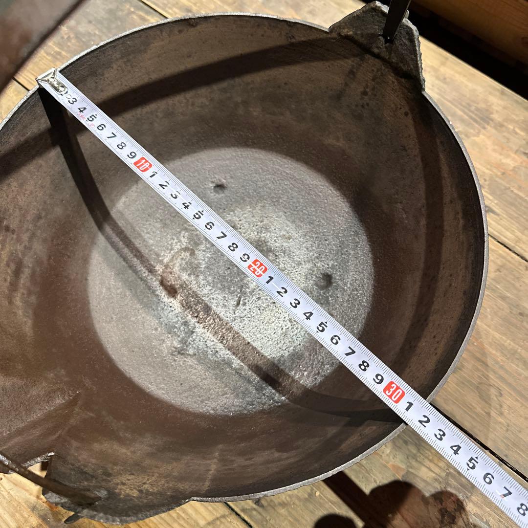 古い鉄製吊り鍋 注ぎ口付き / Antique Iron Pot 囲炉裏道具