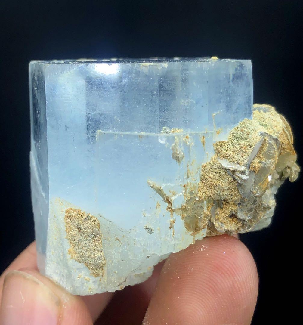 天然のブルーアクアマリンと雲母Blue Aquamarine With Mica