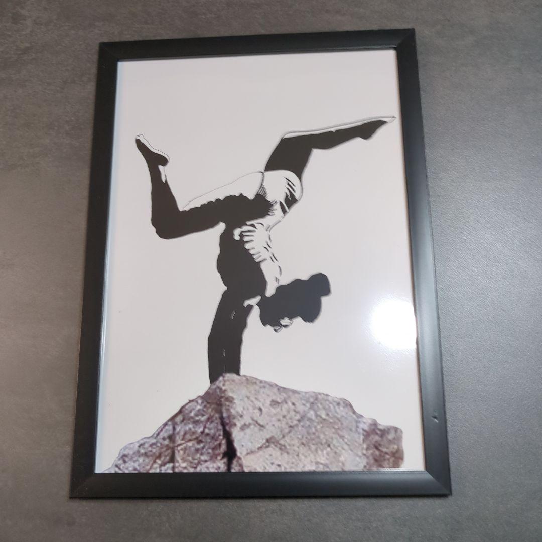 バンクシーポスターBanksy poster「逆立ちする女性」
