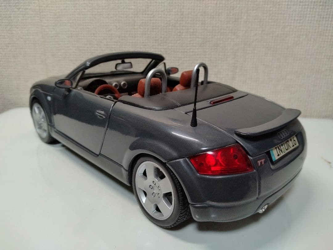 Audi TT ロードスター　1/18