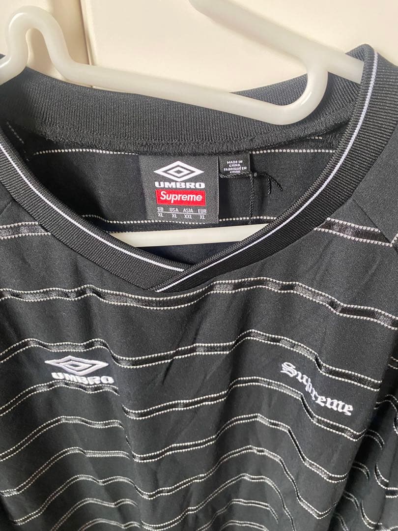 Umbro Supreme ブラックストライプ シャツ