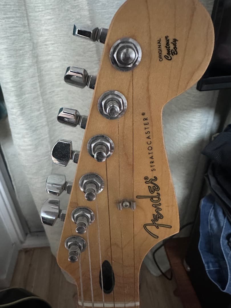 Fender ストラトキャスター イエロー