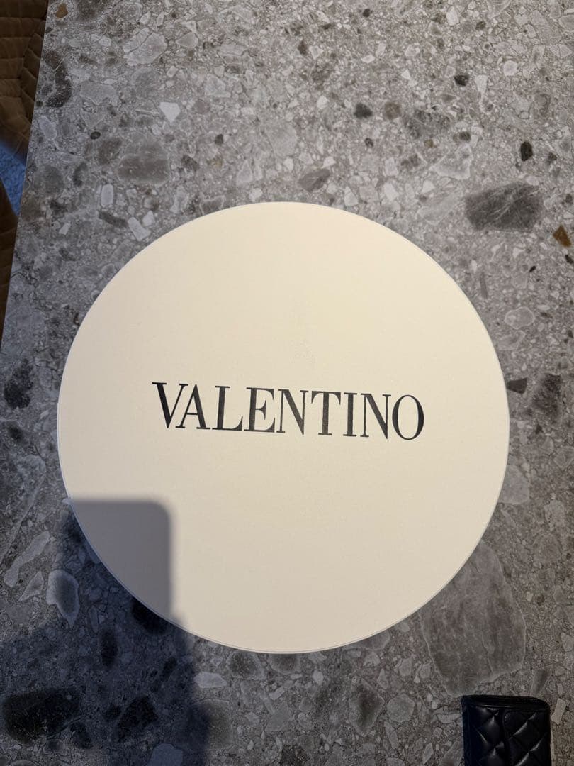 VALENTINO ギフトボックス 円形 ホワイト